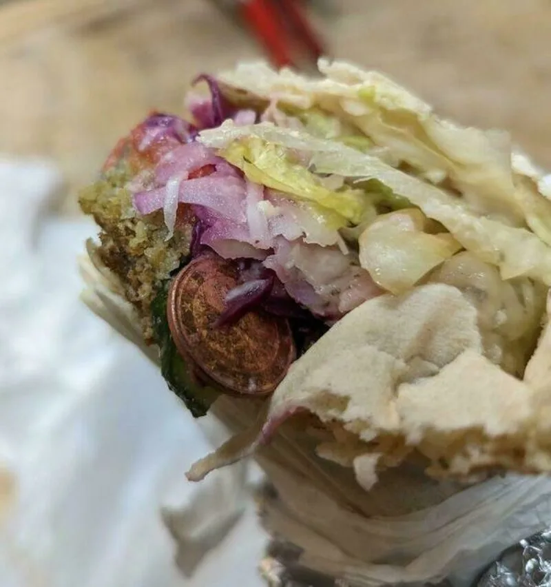 Дали тоа во саламата е Usb 16 бизарни предмети коишто не сакате да ги најдете во вашата нарачка