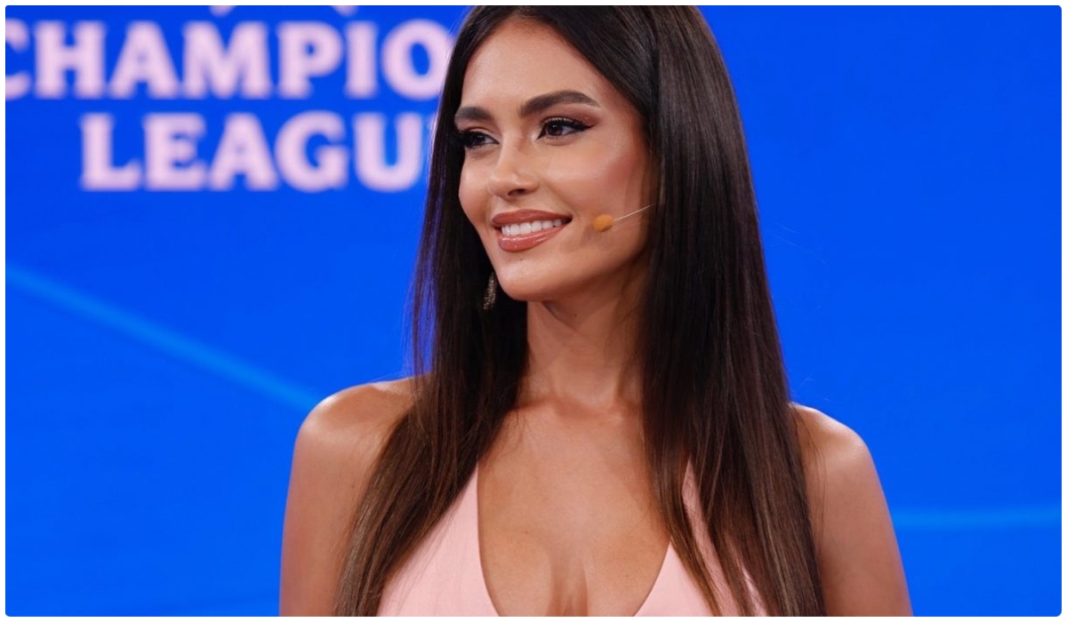 „Албанската Лаура Вудс“ ја покажа својата прекрасна фигура додека известува за Лигата на